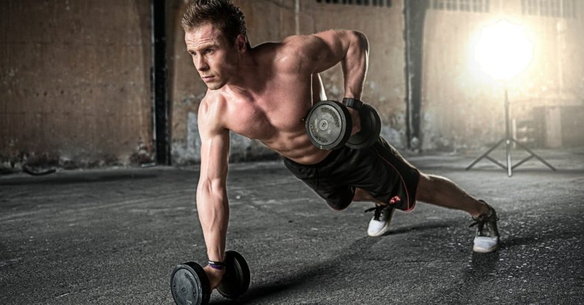 Les meilleurs exercices d'haltères pour développer les muscles à la ...